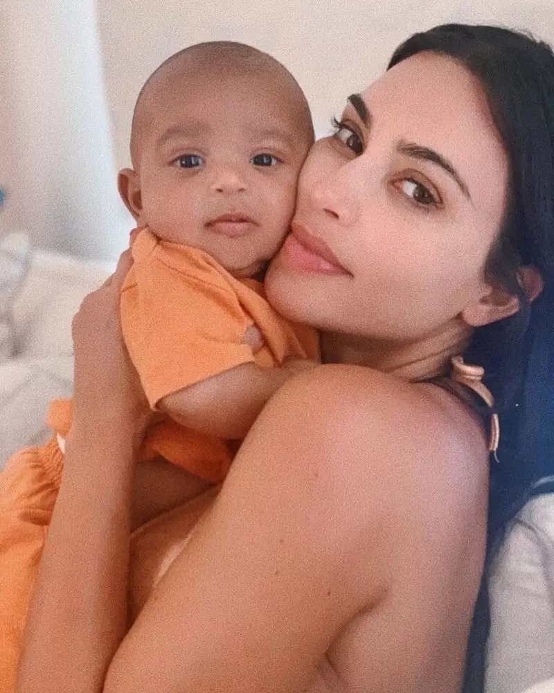 แต่งหน้าฟรี Kim Kardashian Snuggles Psalm West