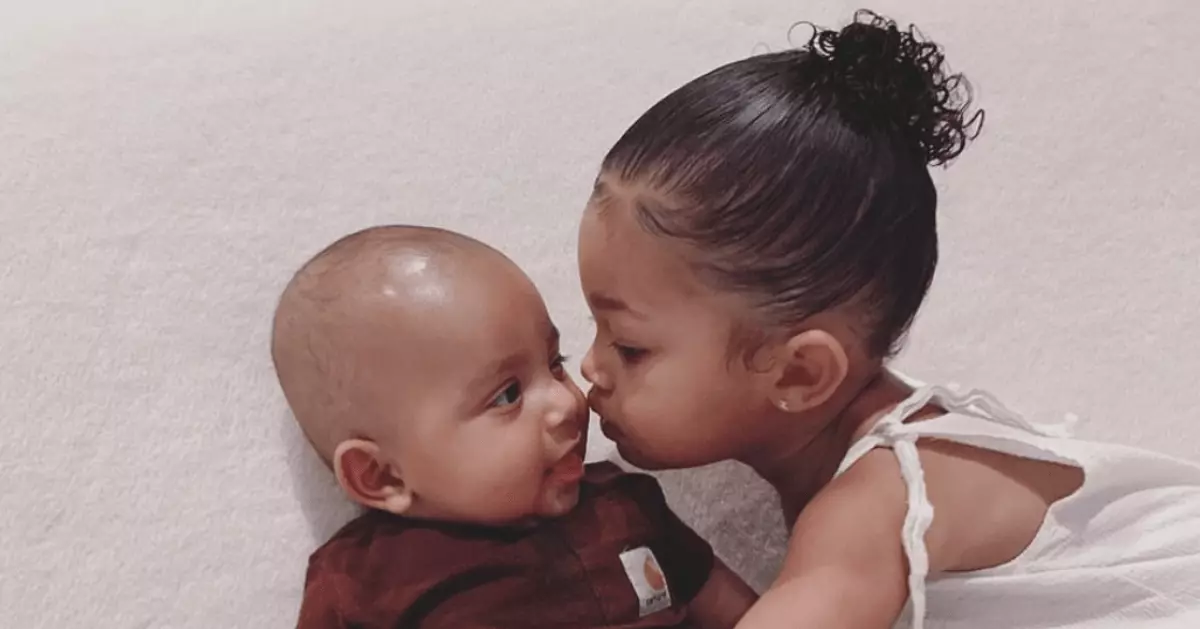 Kim Kardashian Dividas Instan Foton de Psalm West kaj Stormi Webster