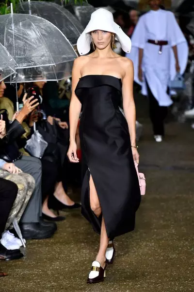 Bella Hadid Fashion Week Loafer met hakskoene