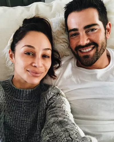 Cara Santana với Jesse Metcalfe trên ghế