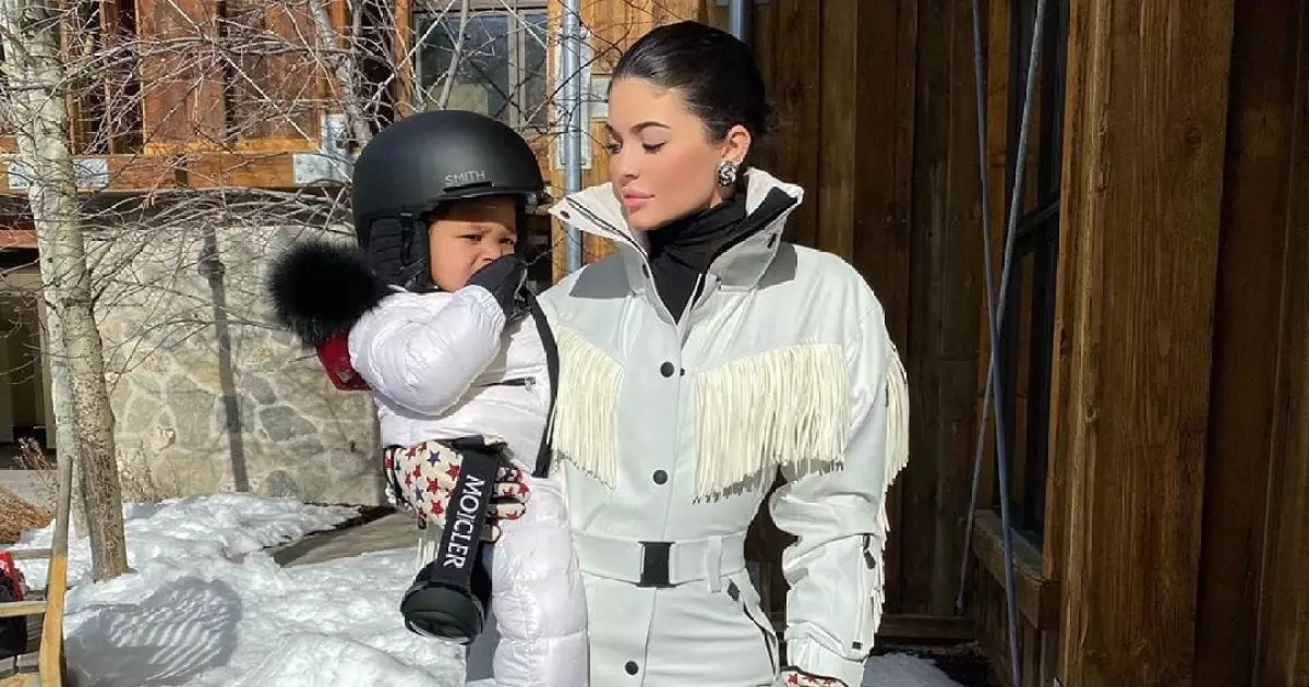 Stormi Webster predvádza svoje snowboardové schopnosti na svahoch