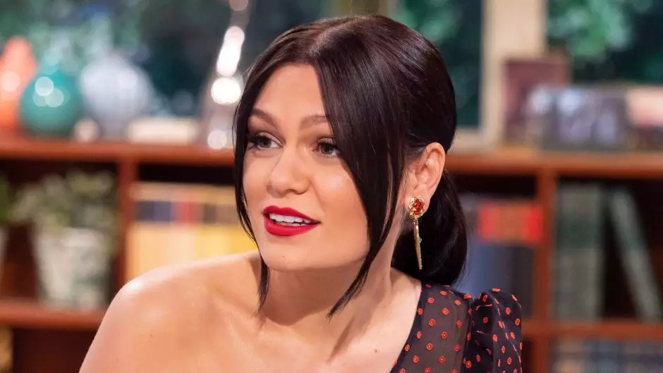 Jessie J Nganggo Baju Polka Dot, Penyanyi Nyauran Hotelna Pikeun Kadaharan Vegan Hambar sareng Bosen