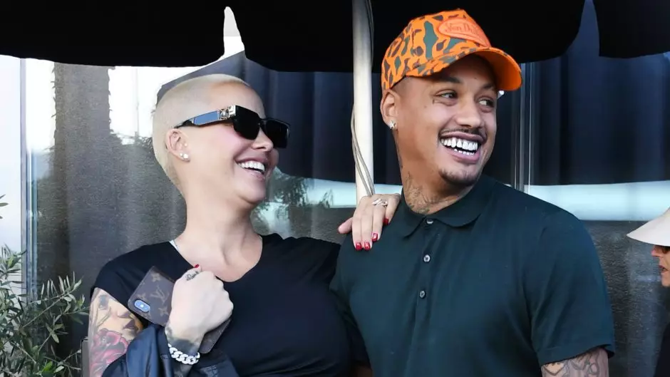 Amber Rose Ta Haihu Da Yaro - Gano Sunansa