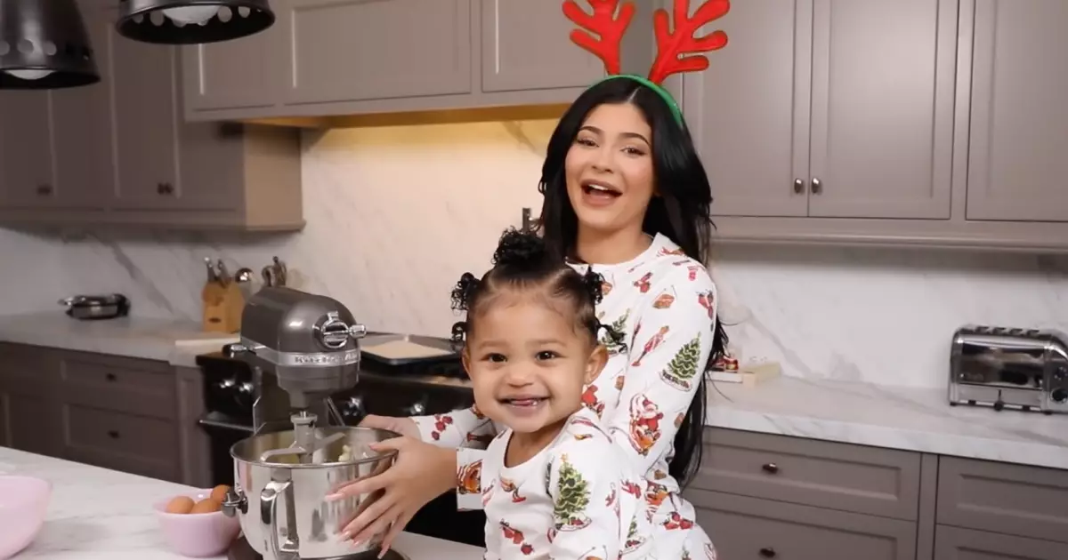 Kylie Jenner kaj Stormi Bake Kuketojn por Kristnaskoviro en Jutuba Video