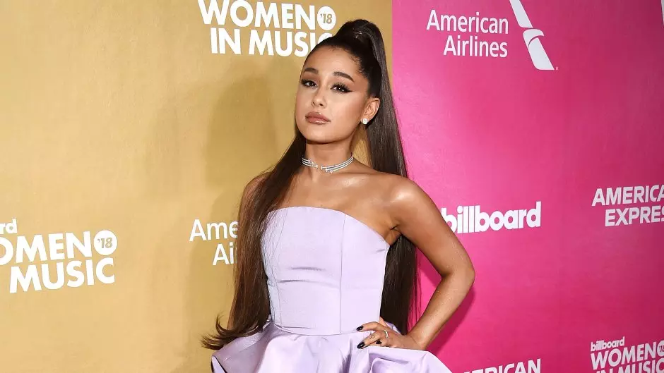 Ariana Grande bringt kwaliteitstiid troch mei har heit yn Europa