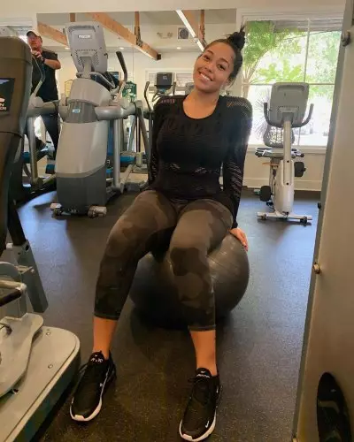 Jordyn Woods s'entraîne dans la salle de gym, dit qu'elle s'attend à des abdominaux