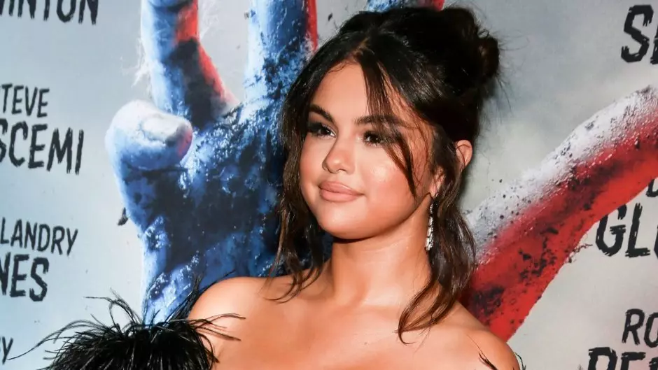 Selena Gomez photographiée de profil dans une robe noire, la chanteuse « sait qu'elle retrouvera l'amour »