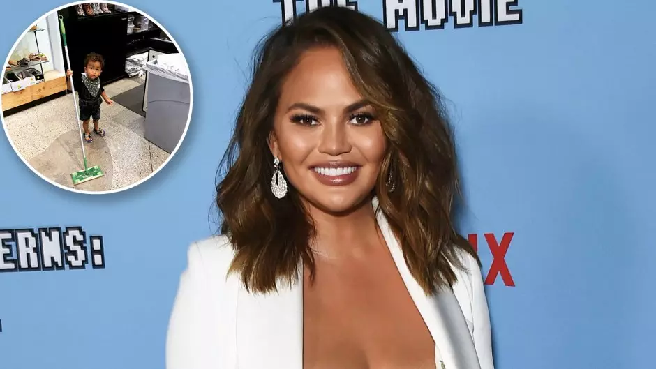 Chrissy Teigen Son Miles adora limpar