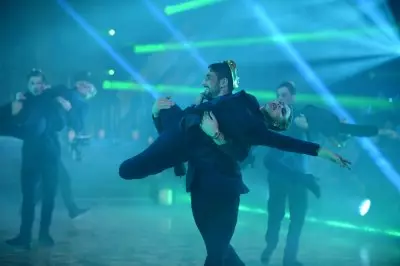 ALAN BERSTEN, HANNAH BROWN Grup Dansı DWTS Cadılar Bayramı Gecesi