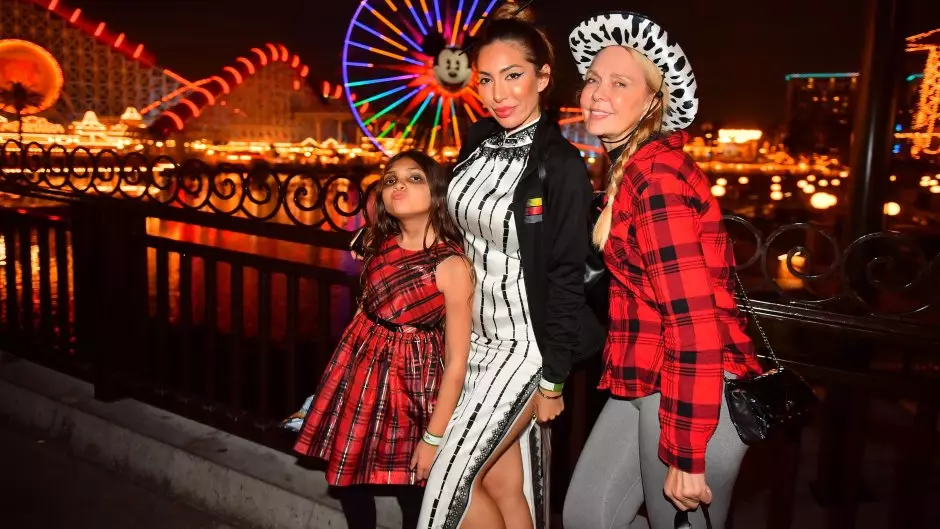 Pumunta si Farrah Abraham sa Disneyland Kasama ang Kanyang Anak at Nanay