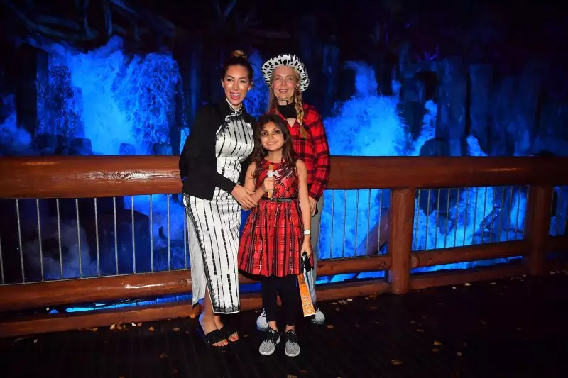 Pumunta si Farrah Abraham sa Disneyland Kasama ang Kanyang Anak at Nanay