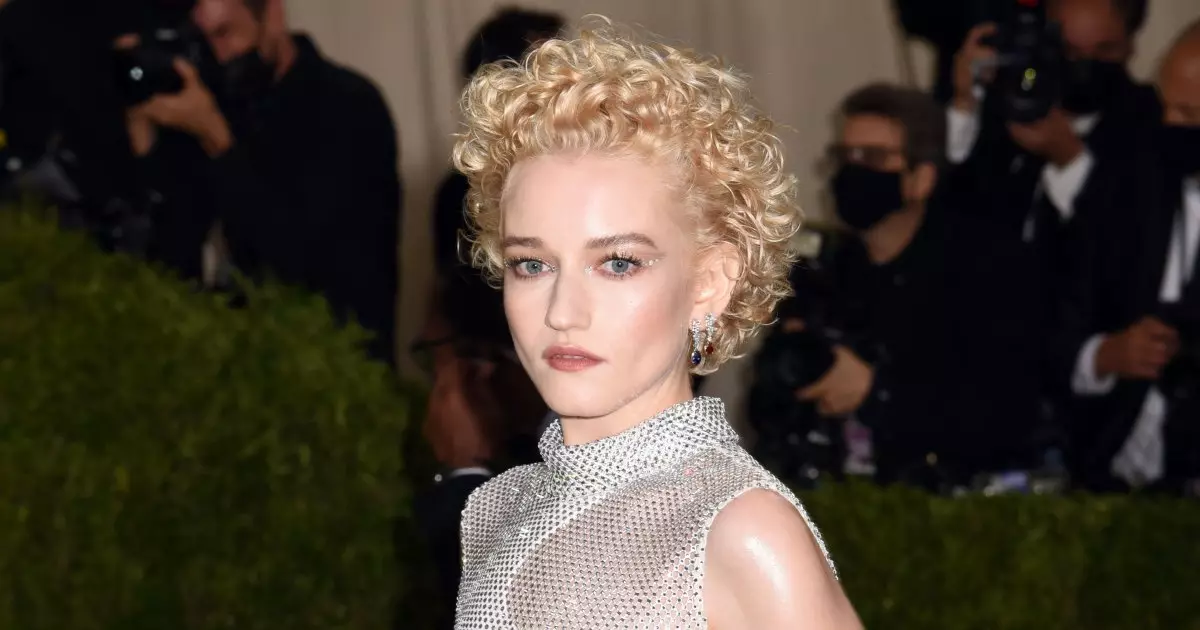 Julia Garner Net Worth: Magkano ang Pera ng Aktres