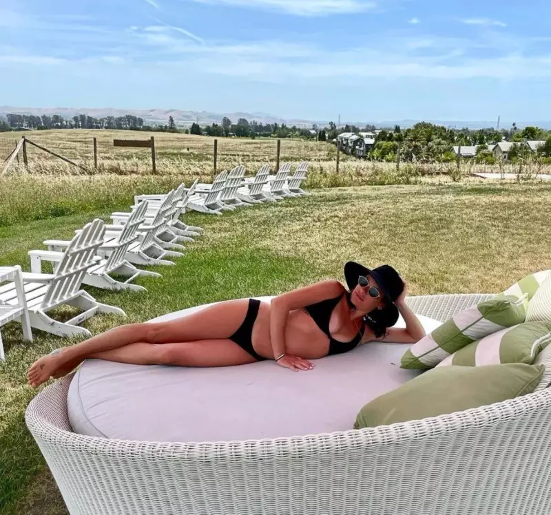 Noi țipăm, regina! Imaginile în bikini ale Leei Michele sunt o atmosferă serioasă: vezi fotografiile ei cu costumul de baie