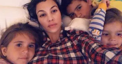 Kourtney Kardashian knipst e Selfie mat hiren 3 Kanner Penelope, Mason a Reign