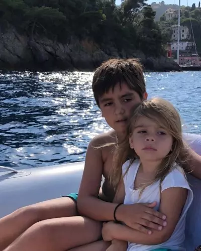 Mason Disick y Reign Disick en un barco