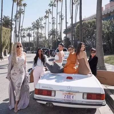 Khloe, Kim, Kylie, Kourtney, Kendall a Kris Jenner poséieren op engem Auto