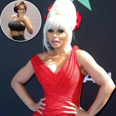 Inset Blac Chyna Mengambil Selfie, Blac Chyna Memakai Gaun Merah