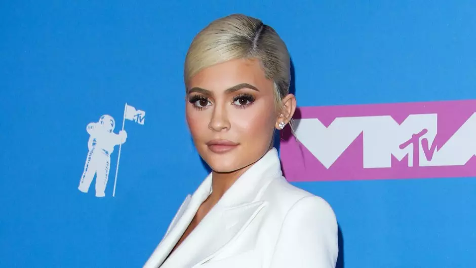 Kylie Jenner Loĝas per Ĉi tiu Memfarita Osta Buljono kaj Jen Kial