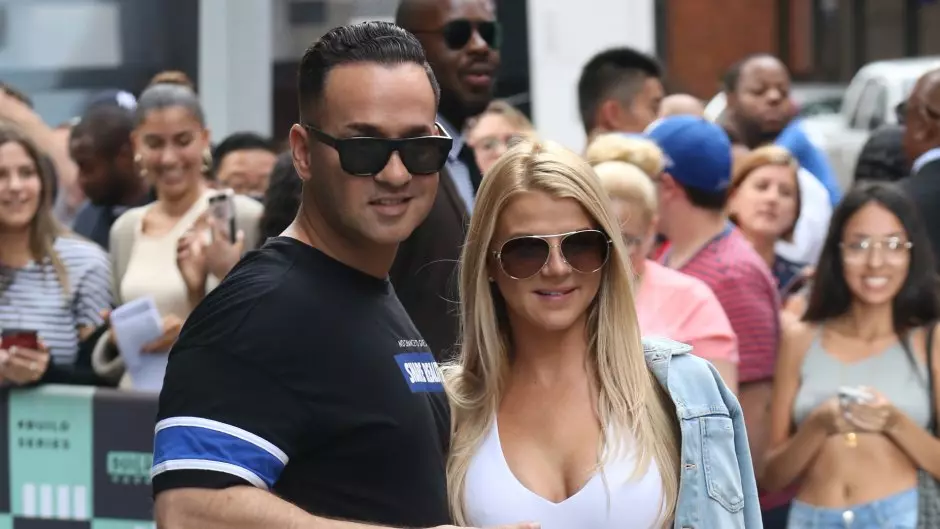 Lauren Sorrentino สวมเสื้อกล้ามสีขาวพร้อมกางเกงกับ Mike The Situation Sorrentino