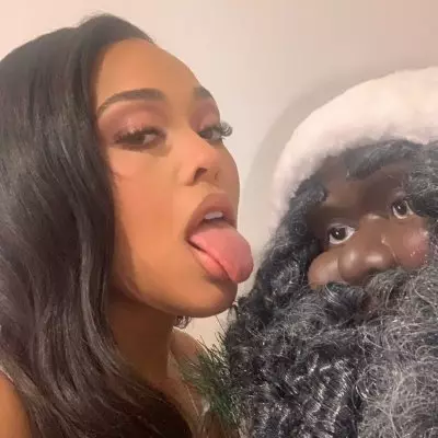 Jordyn Woods Afiŝas Ridindan Foton de Ŝia Viro, Kiu estas Kristnaskoviro