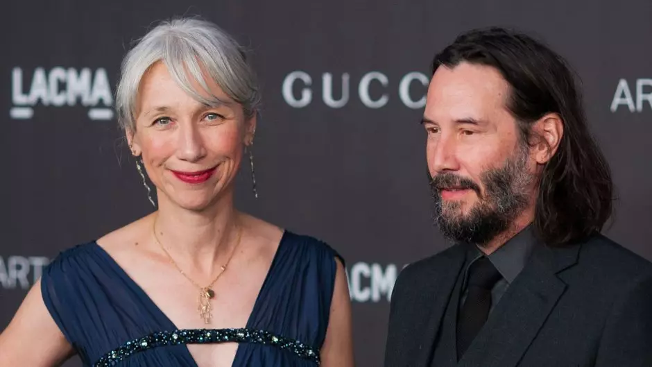 Fianĉino de Keanu Reeves, Alexandra Grant, lasas sian hararon griza por eviti toksajn harajn tinkturojn