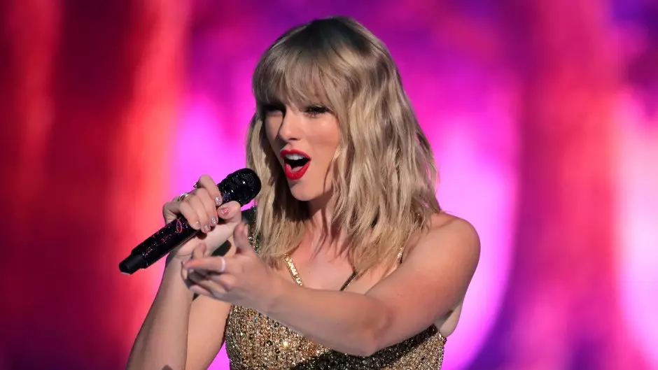 Fans denken, dass Taylor Swifts Song Christmas Tree Farm einen Hinweis auf TS8 gibt