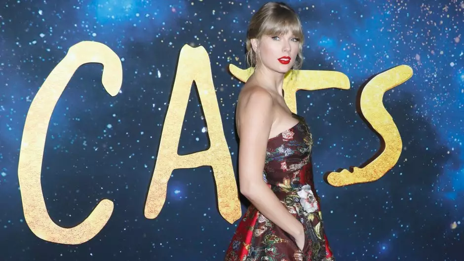 Taylor Swift ໃນ Oscar de la Renta Gown ໃນ NYC 'Cats' Premiere