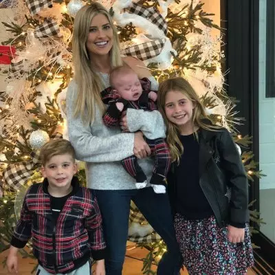 Christina Anstead na ụmụ ya atọ na-ese foto ezumike