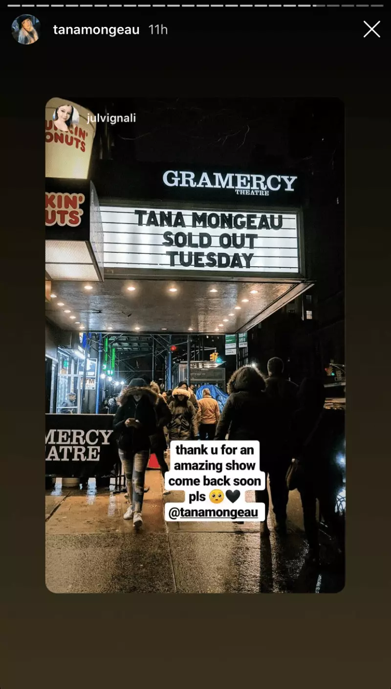 Gramercy ਥੀਏਟਰ ਸ਼ੋਅ ਲਈ NYC ਲਈ Tana Mongeau ਦੀ ਯਾਤਰਾ