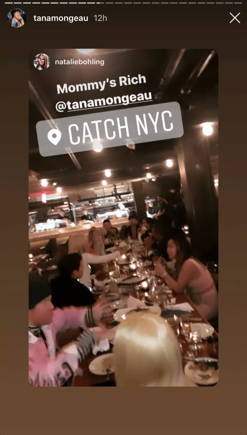 Gramercy ਥੀਏਟਰ ਸ਼ੋਅ ਲਈ NYC ਲਈ Tana Mongeau ਦੀ ਯਾਤਰਾ