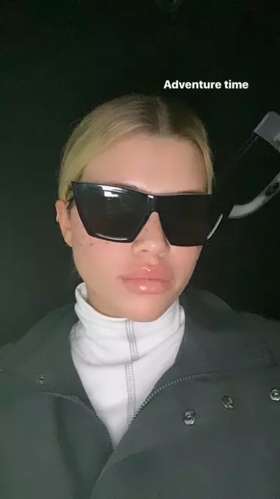 Sofia Richie Selfie s crnim sunčanim naočalama mačjeg oka