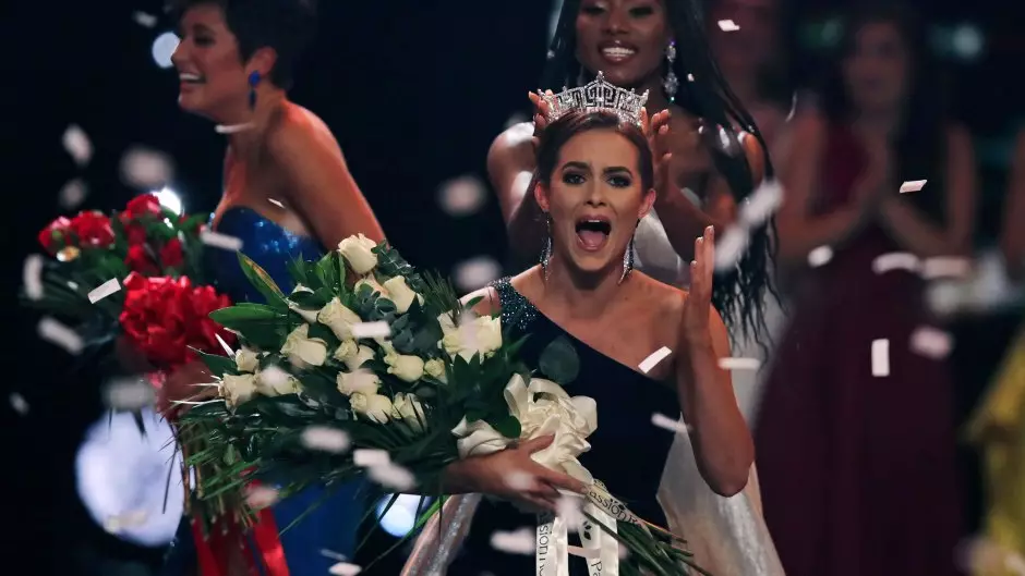 Camille Schrier na pale ile Miss America 2020