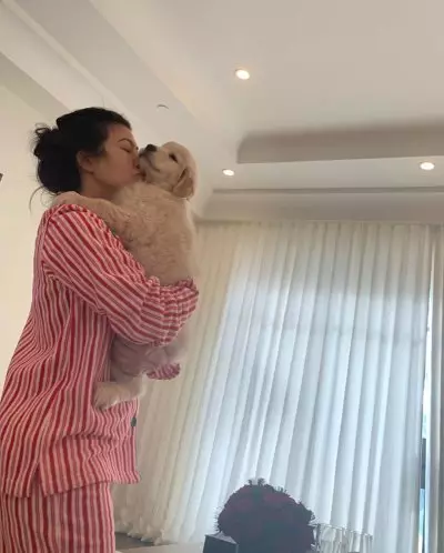 Kourtney Kardashian com novo cachorro