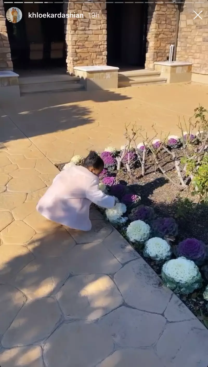 Khloe Kardashian ve Baby True Güneşli Anne-Kız Günü'nün Keyfini Çıkarın ve Stormi'nin Yeni Playhouse'unda Durun