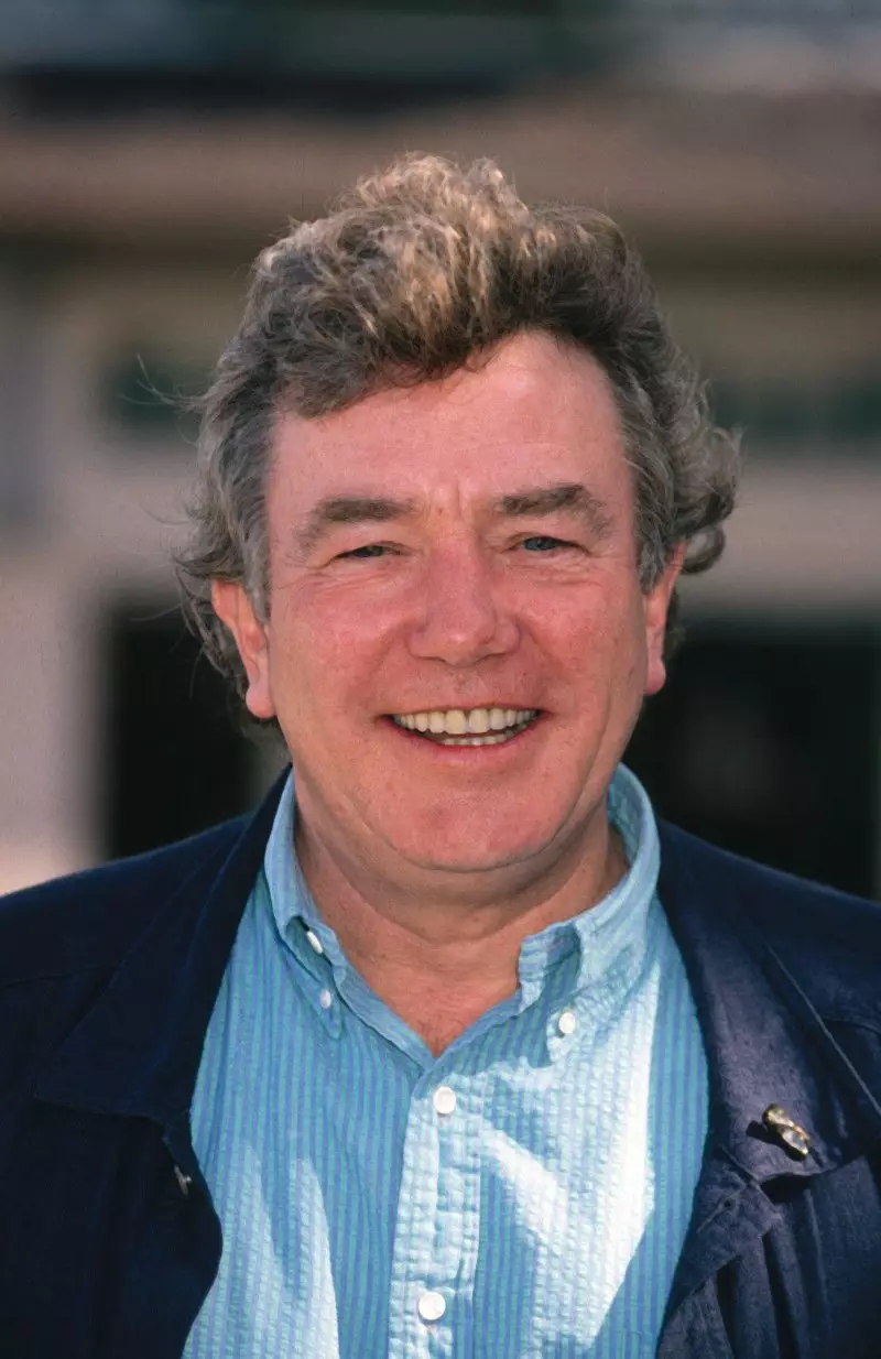 Albert finney mặc áo sơ mi xanh