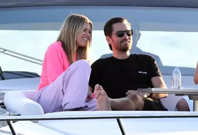 Scott Disick, Miami'de Bir Teknede Gri Bir Üst ve Pembe Pantolonlu Sofia Richie ile Siyah Bir Gömlek Giyiyor