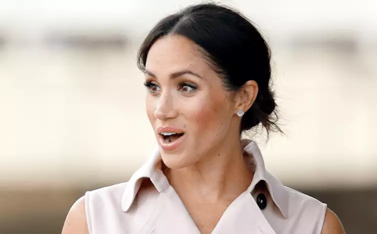 Meghan Markle, šokovaná, růžové šaty, náušnice