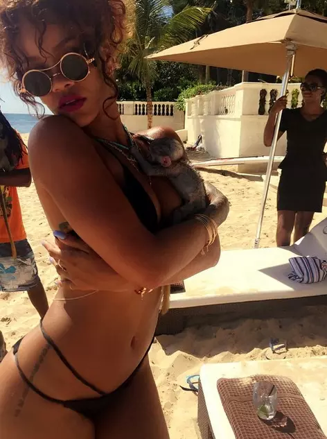 Selfie in bikini di Rihanna
