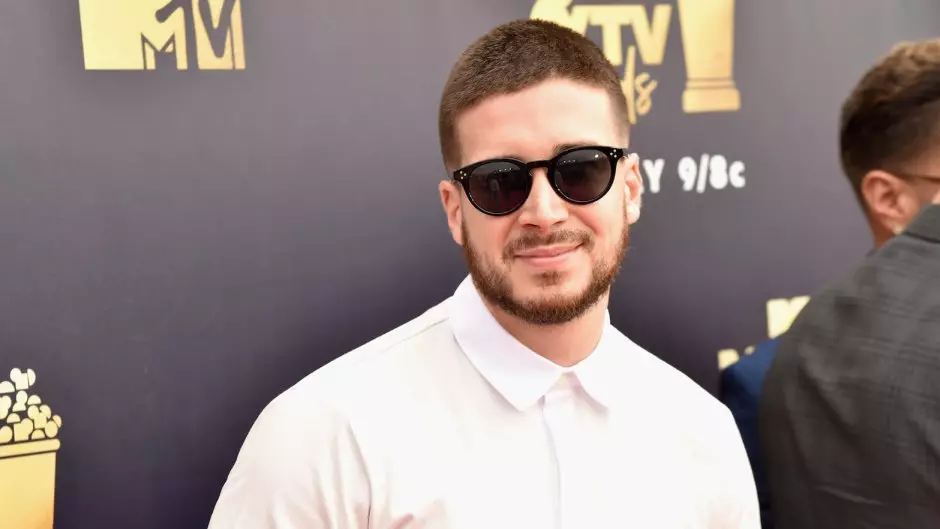 Vinny Guadagnino sanye da tabarau da farar riga