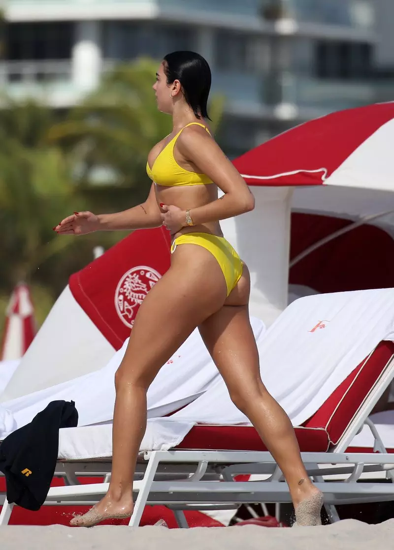 EXCLUSIVO: a cantante Dua Lipa leva un biquíni amarelo mentres dá un baño no océano coa súa irmá en Miami e despois saúda ao seu mozo na area