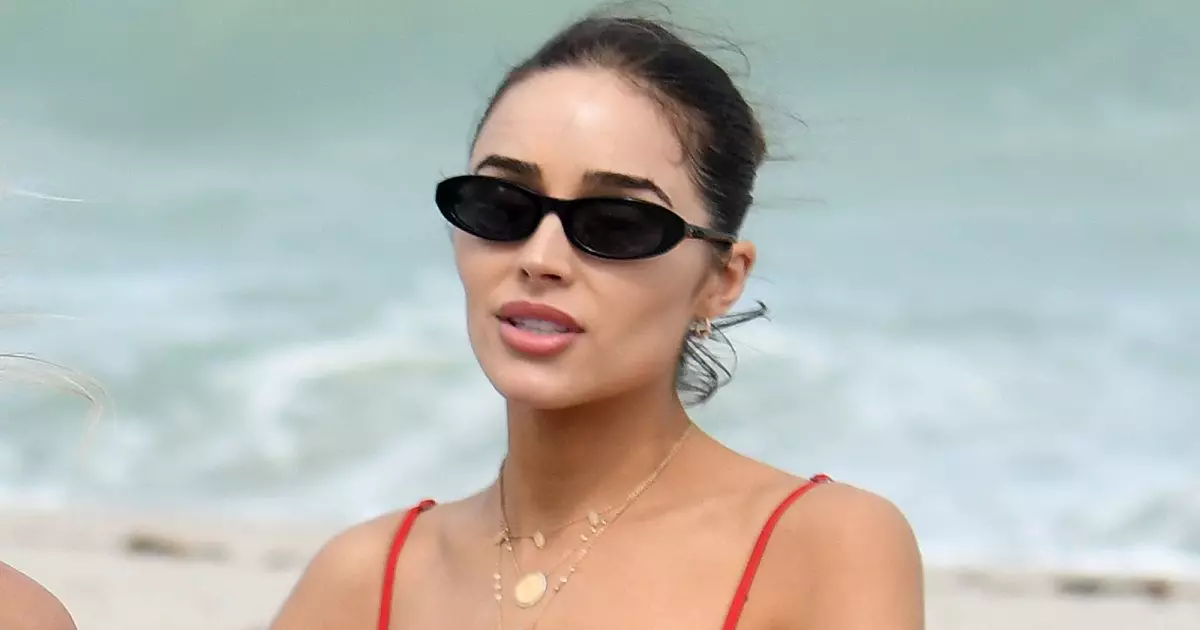 Olivia Culpo වෙරළ තීරයේ ඇගේ උකු බඩ පෙන්වයි: පින්තූර බලන්න!