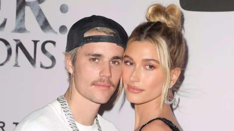 Justin Bieber le Hailey Baldwin Cuddle Up at Docuseries Premiere