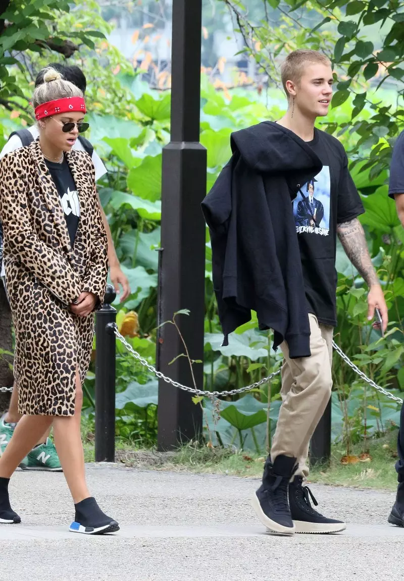 Justin Bieber en Sofia Richie lopen naar buiten