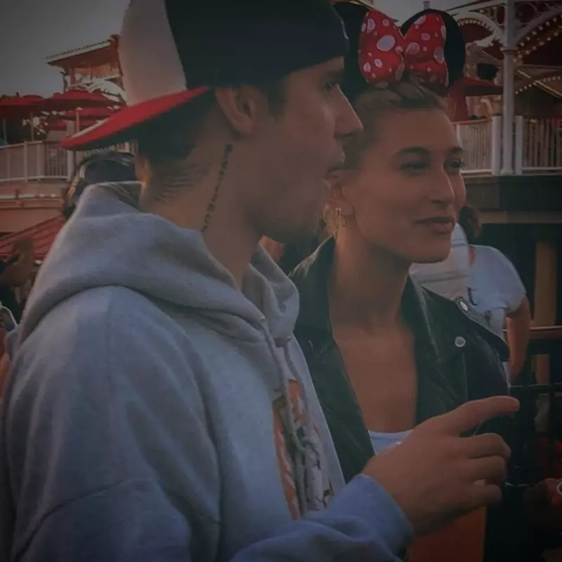 Justin Bieber en Hailey Baldwin in Disneyland in juli 2019