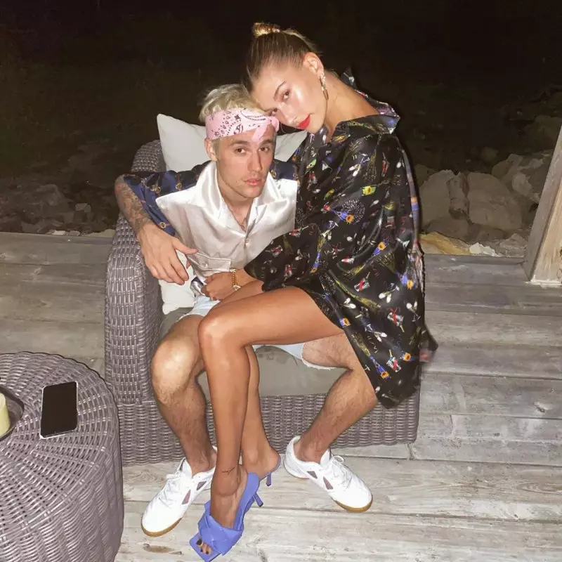 Justin Bieber ndi Hailey Baldwin Cuddle pa Instagram pa Eve Chaka Chatsopano 2019