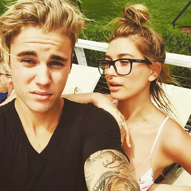 Justin Bieber dan Hailey Baldwin Mengambil Selfie di Miami pada Jun 2015