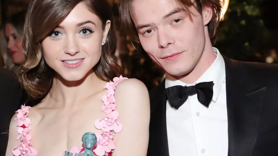 Natalia dyer charlie heaton ຄົບຫາກັບສິ່ງທີ່ຄົນແປກໜ້າໄດ້ຮັບລາງວັນ sag