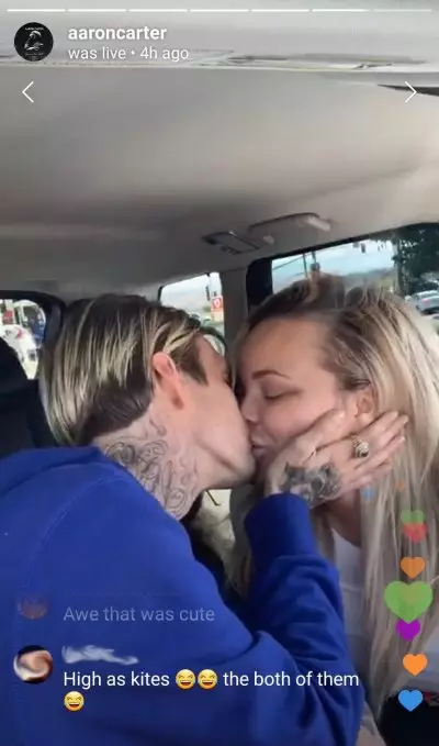 Aaron Carter e Trisha Paytas se beijando