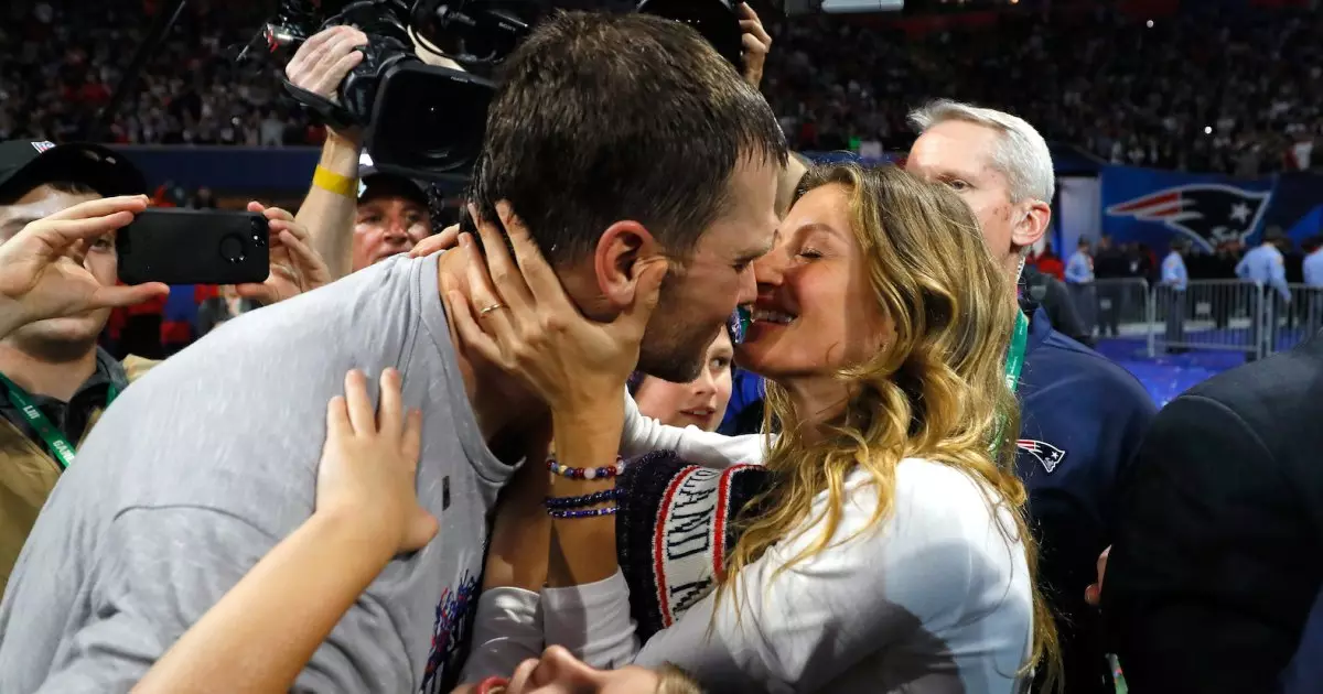 Gisele Bündchen은 Patriots가 슈퍼볼에서 우승한 후 Tom Brady에게 키스합니다.
