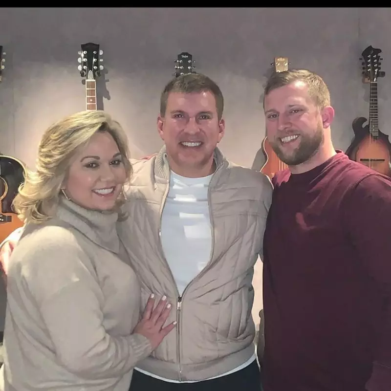 Todd Chrisley at Julie Chrisley Nakangiti Kasama si Kyle Chrisley